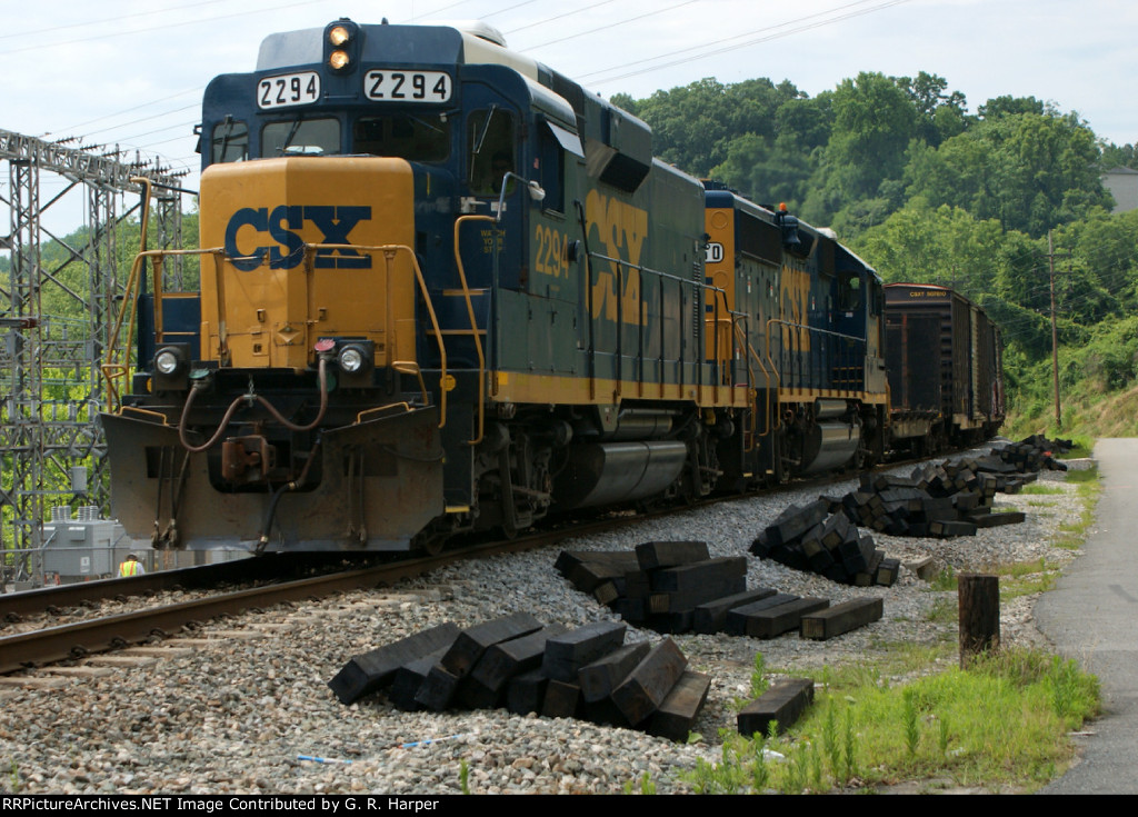 H74430 with CSXT 2294 passes by newly set-off wood ties.